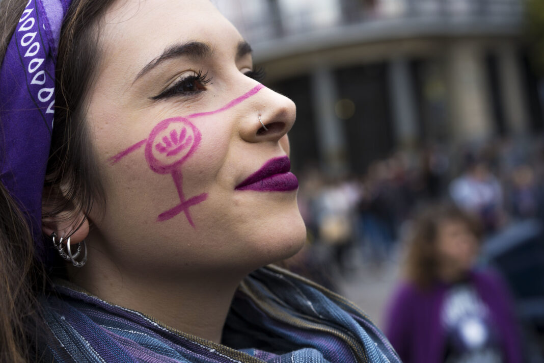 ¿Por qué el morado es el color del feminismo? Historia y significado